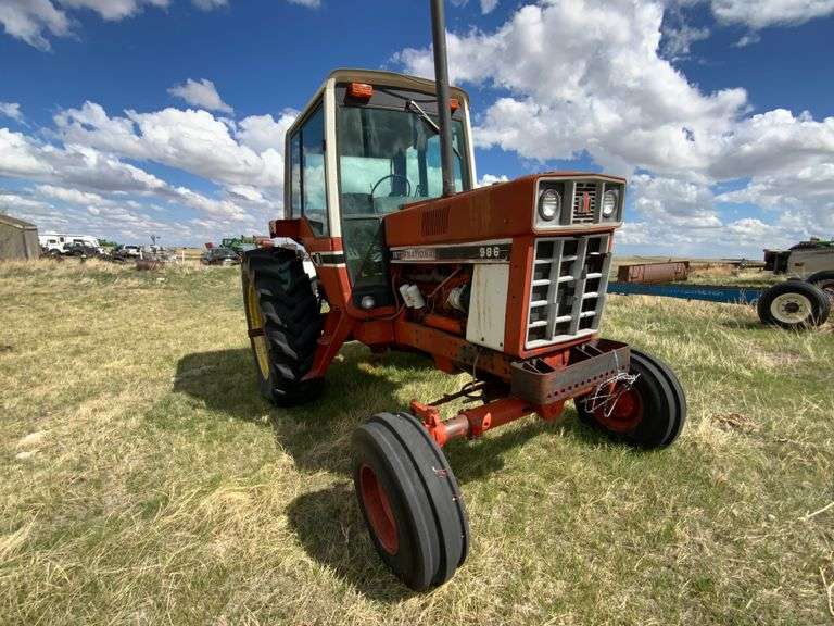 International 986 Diesel Tractor - Kraupie's Real Estate & Auctioneers