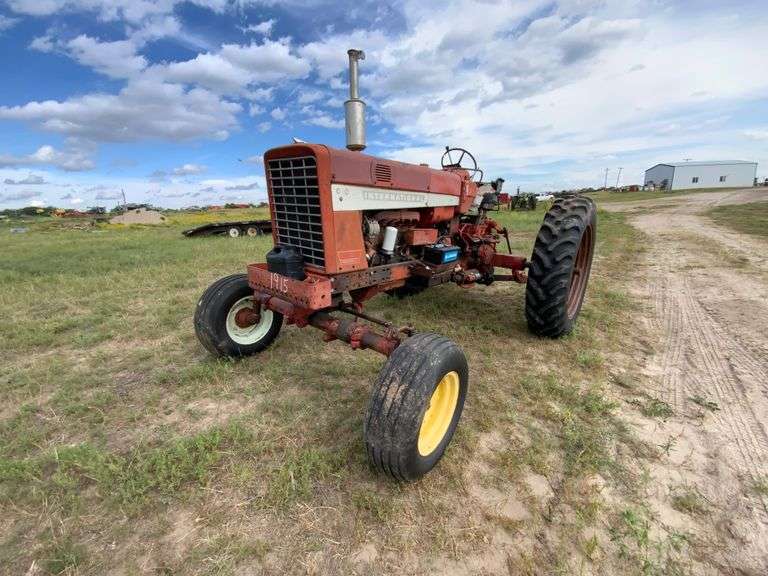 Farmall 656 International Tractor - Kraupie's Real Estate & Auctioneers