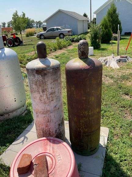 2 - 100 lbs Propane Tanks, Old Style but Newer Valves, 1 Full - Kraupie ...