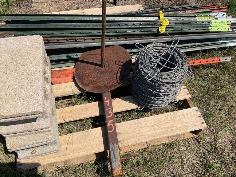 Approx. 45 - 6.5' Steel T Posts, Nearly Full Roll of Red Brand Barb ...