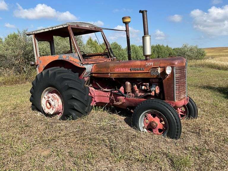 International 600 Diesel Tractor - Kraupie's Real Estate & Auctioneers