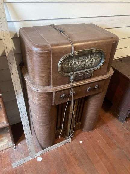 Vintage RCA Victor floor model radio - Legacy Auction Company