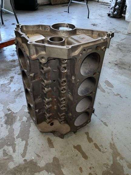 302 Ford block - Legacy Auction Company