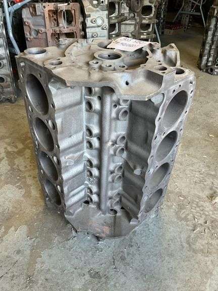 305 small block Chevy block - Legacy Auction Company