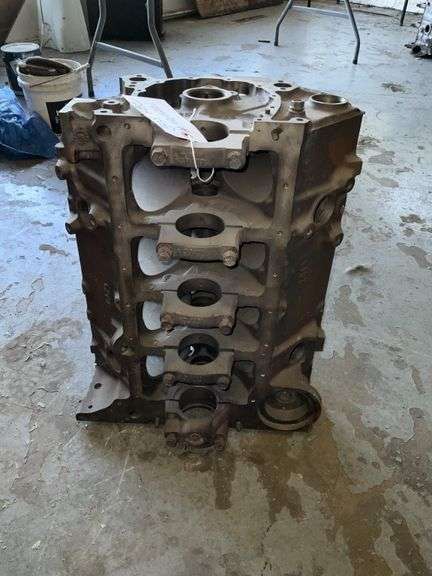 305 small block Chevy block - Legacy Auction Company