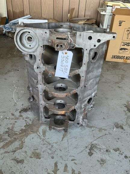400 small block Chevy block - Legacy Auction Company