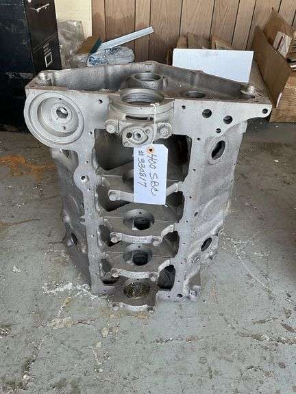 400 small block Chevy block - Legacy Auction Company
