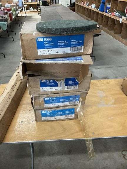 Assorted 3M 5300 cleaner pads - Legacy Auction Company