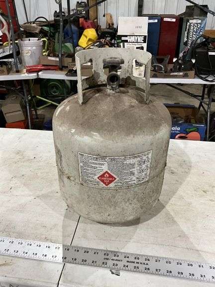 Old style valve LP tank - Legacy Auction Company