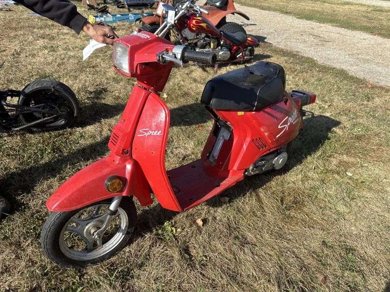 Honda spree moped, as is! turns over - Legacy Auction Company