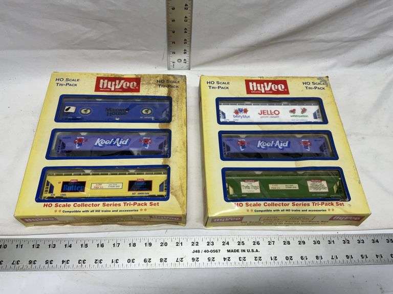Hy-Vee HO train cars - Legacy Auction Company