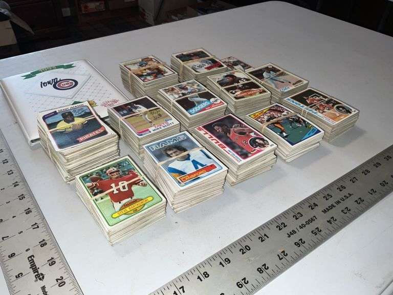 Assorted baseball, football, basketball cards - Legacy Auction Company