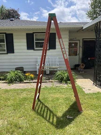 8’ White Metal ladder - Legacy Auction Company