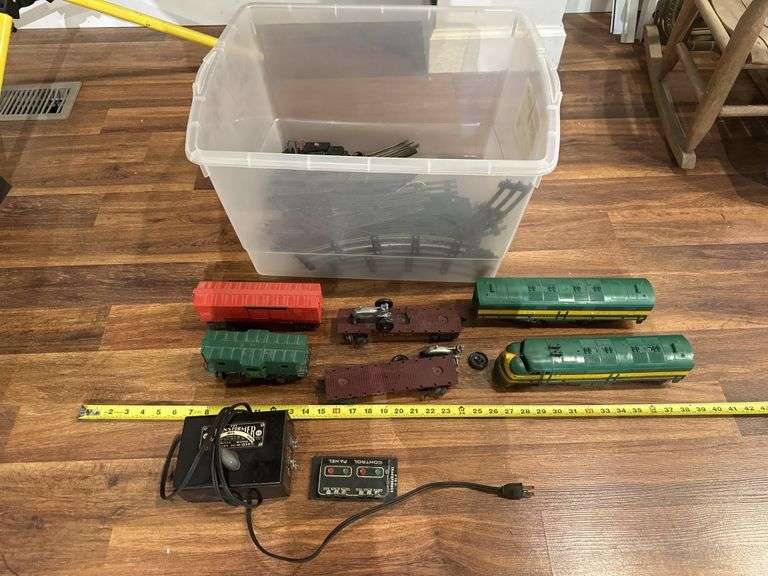 Train set parts and track - Legacy Auction Company