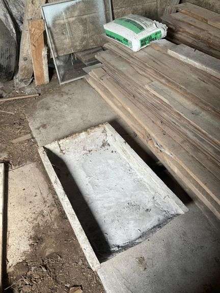 Mud box and bag of mortar - Legacy Auction Company