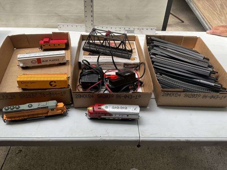 Railroad pieces. Cars, track transformers etc. HO - Legacy Auction Company