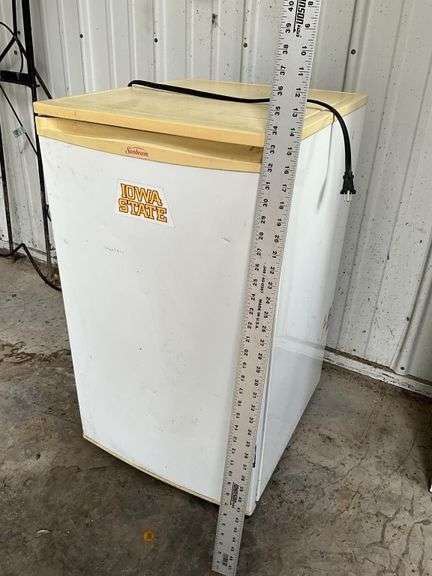 Sunbeam refrigerator, works! - Legacy Auction Company