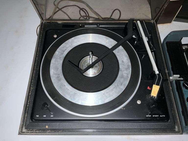 Slide projector, turntable, misc electronics - Legacy Auction Company