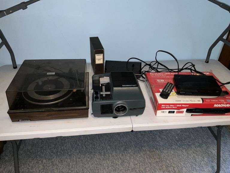 Slide projector, turntable, misc electronics - Legacy Auction Company