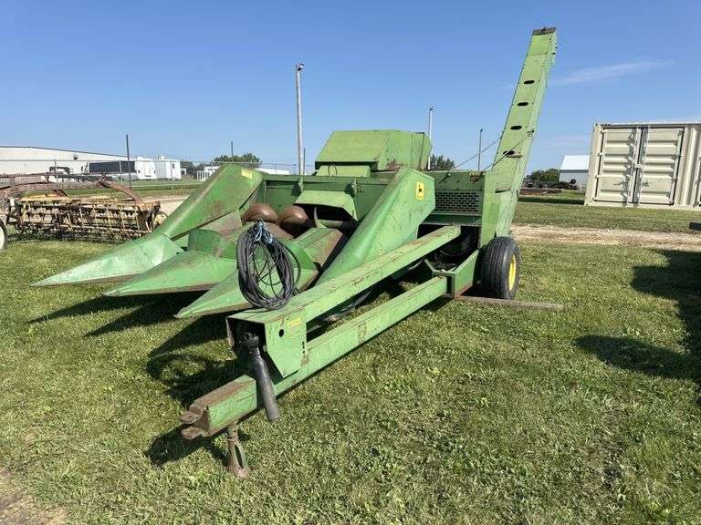 John Deere 300 Pull type corn picker w/343 narrow head - Legacy Auction ...