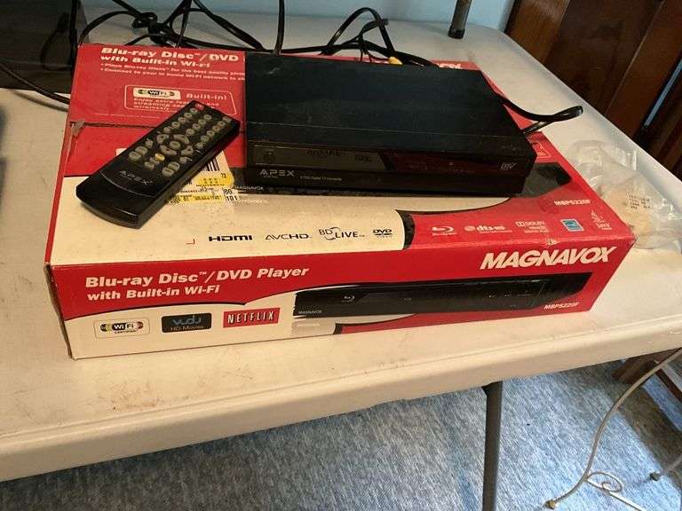 Slide projector, turntable, misc electronics - Legacy Auction Company