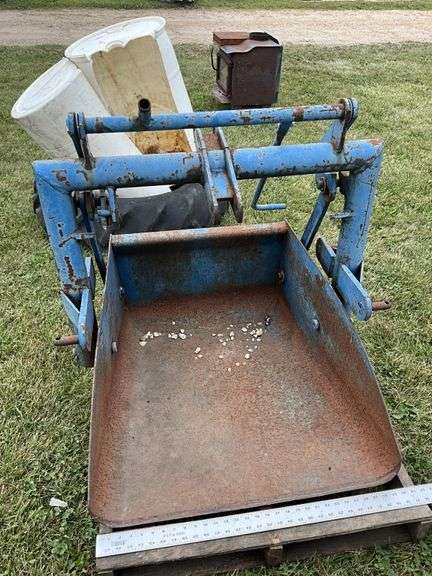 Ford 706 3-point slip scoop - Legacy Auction Company