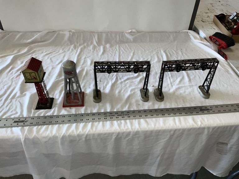 Marx signal tower and Lionel signal bridge and - Legacy Auction Company