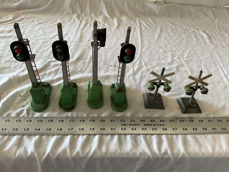 4- Lionel railroad signals and 2-American Flyer - Legacy Auction Company