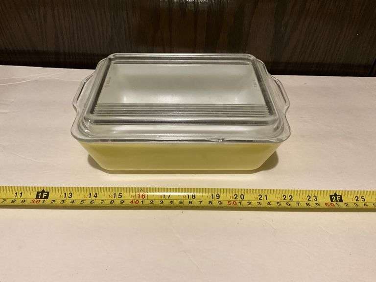 Pyrex casserole dish, has chip in lid - Legacy Auction Company