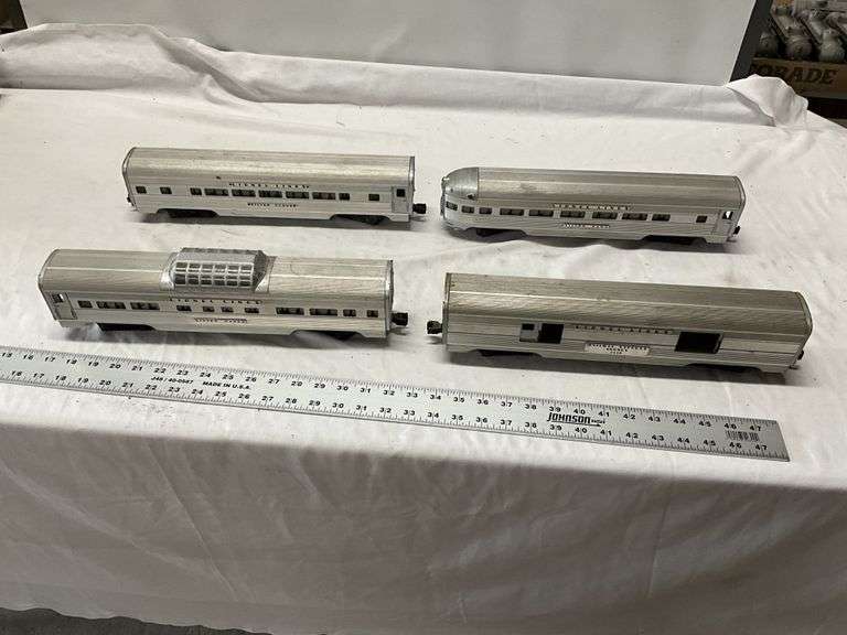 LIONEL O scale silver cloud train cars - Legacy Auction Company
