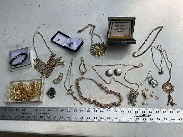 Costume jewelry - Legacy Auction Company