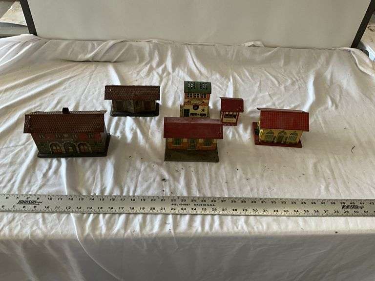 Vintage model train buildings - Legacy Auction Company