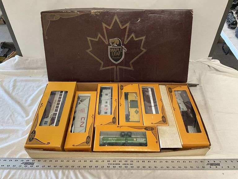 LIONEL Maple leaf limited train set - Legacy Auction Company