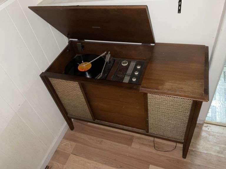 Zenith Console stereo, 40" x 28" x 17" - Legacy Auction Company