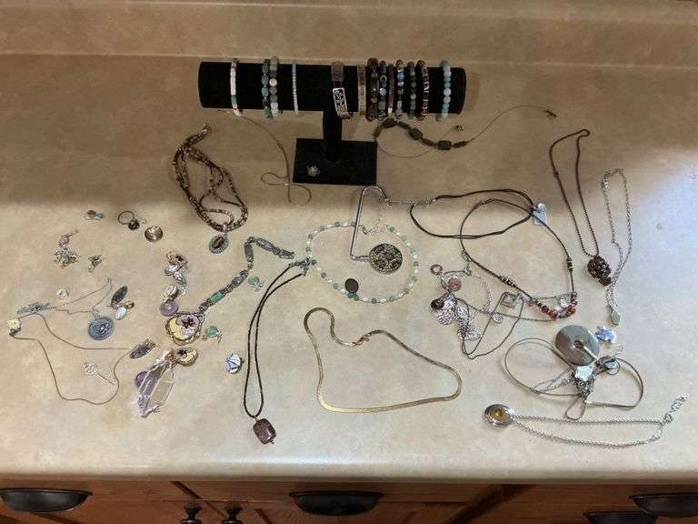 Costume jewelry - Legacy Auction Company
