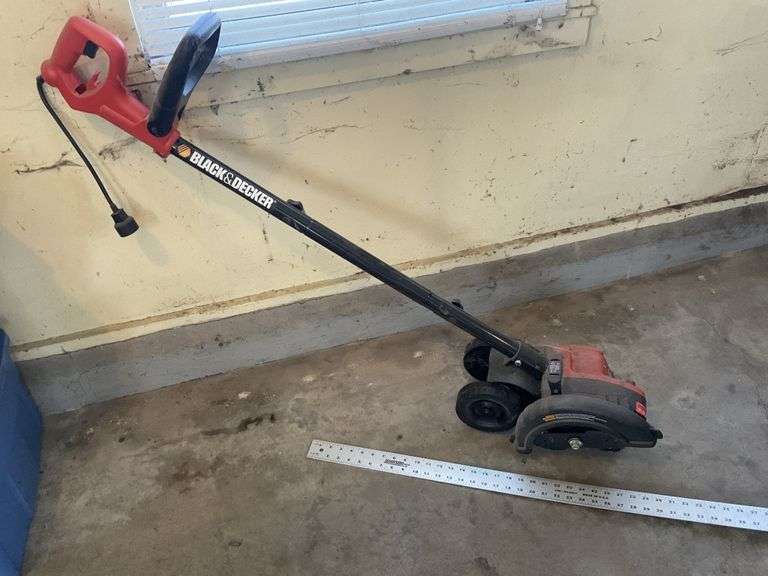 Black & Decker electric edger - Legacy Auction Company