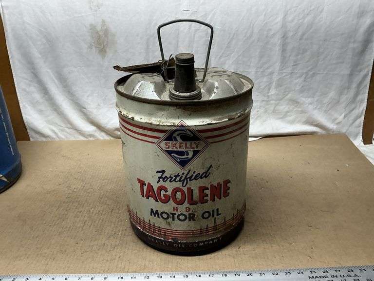 Skelly motor oil can - Legacy Auction Company