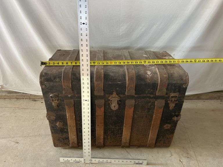 Vintage trunk - Legacy Auction Company