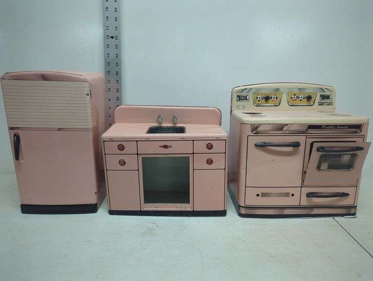 Metal play kitchen - Legacy Auction Company