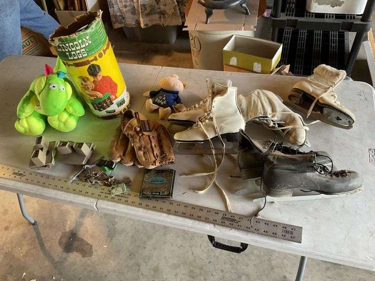 Vintage Lincoln logs, keys, view masters, skates, - Legacy Auction Company