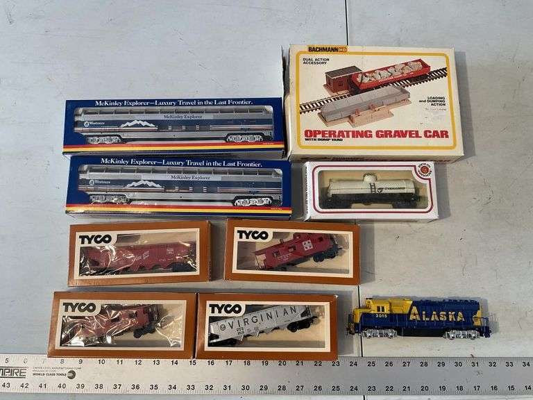 HO engine and train cars - Legacy Auction Company