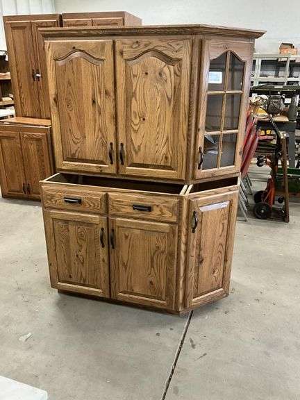 Upper and lower cabinet. lower cabinet 4’ - Legacy Auction Company