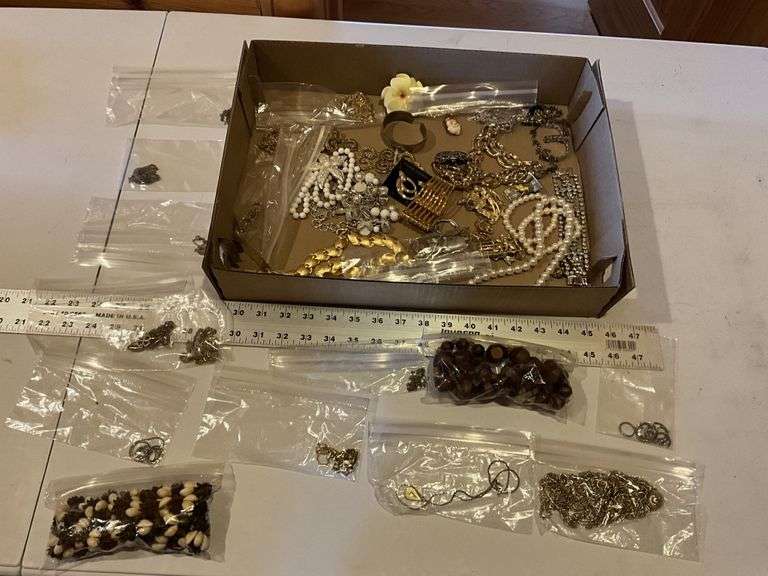 Costume jewelry - Legacy Auction Company