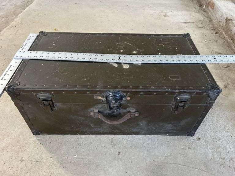 Vintage trunk - Legacy Auction Company