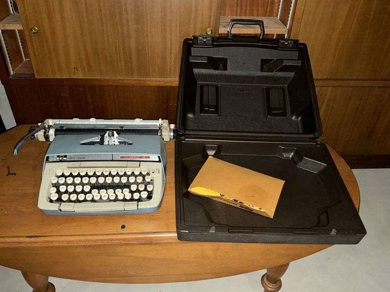 SCM classic 12 typewriter - Legacy Auction Company