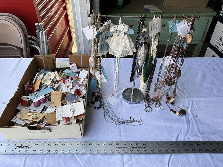 Costume jewelry - Legacy Auction Company