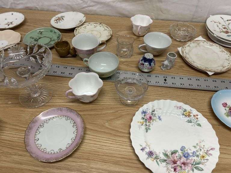 Assorted glassware - Legacy Auction Company
