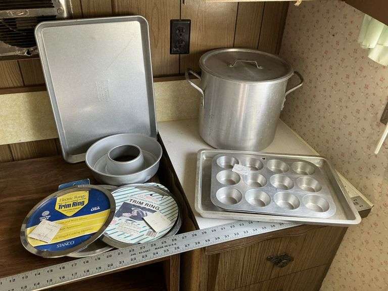 Baking pans and pot - Legacy Auction Company