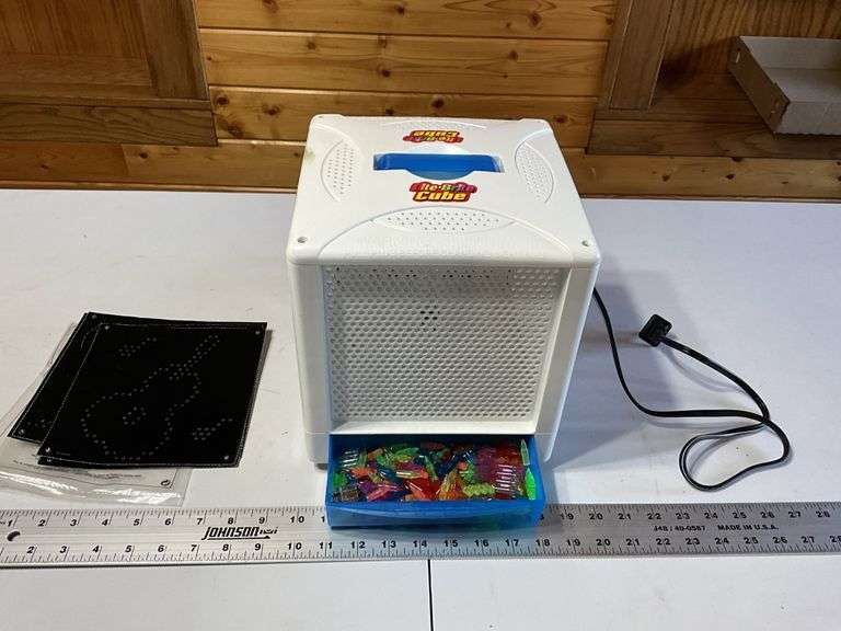 Lite Brite cube with pegs and patterns - Legacy Auction Company