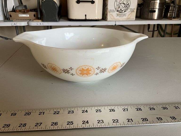 Pyrex bowl - Legacy Auction Company